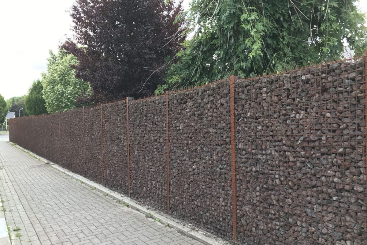 Stenen afsluiting: soorten steenkorven & prijzen [+ Inspiratie]